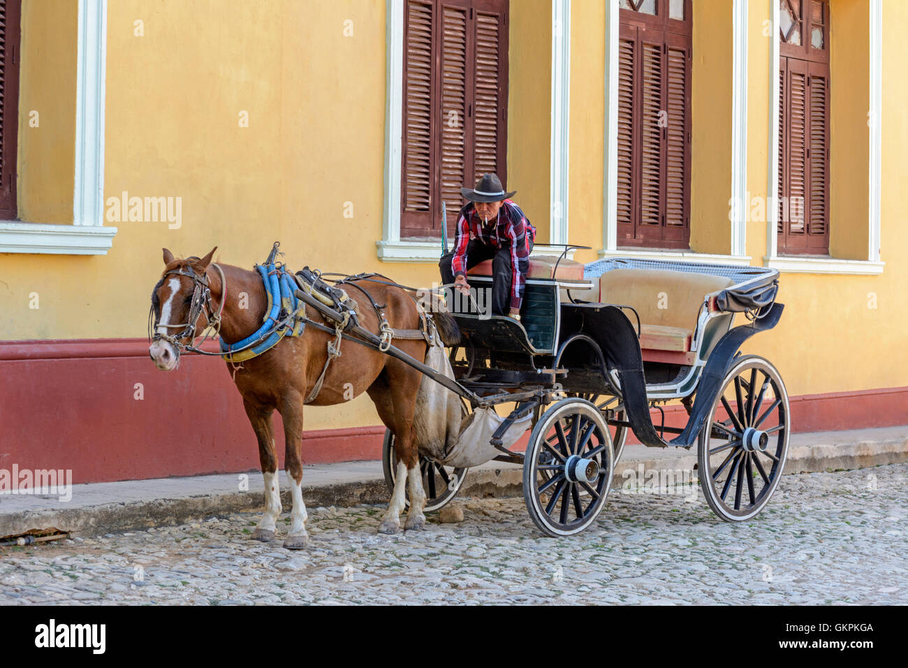 Traditional cuban horse cart taxi hi-res stock photography and images ...