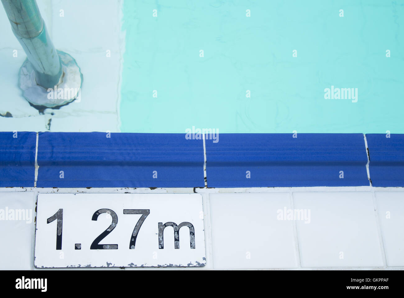 Summer pool. No people. Relaxed atmosphere Stock Photo - Alamy