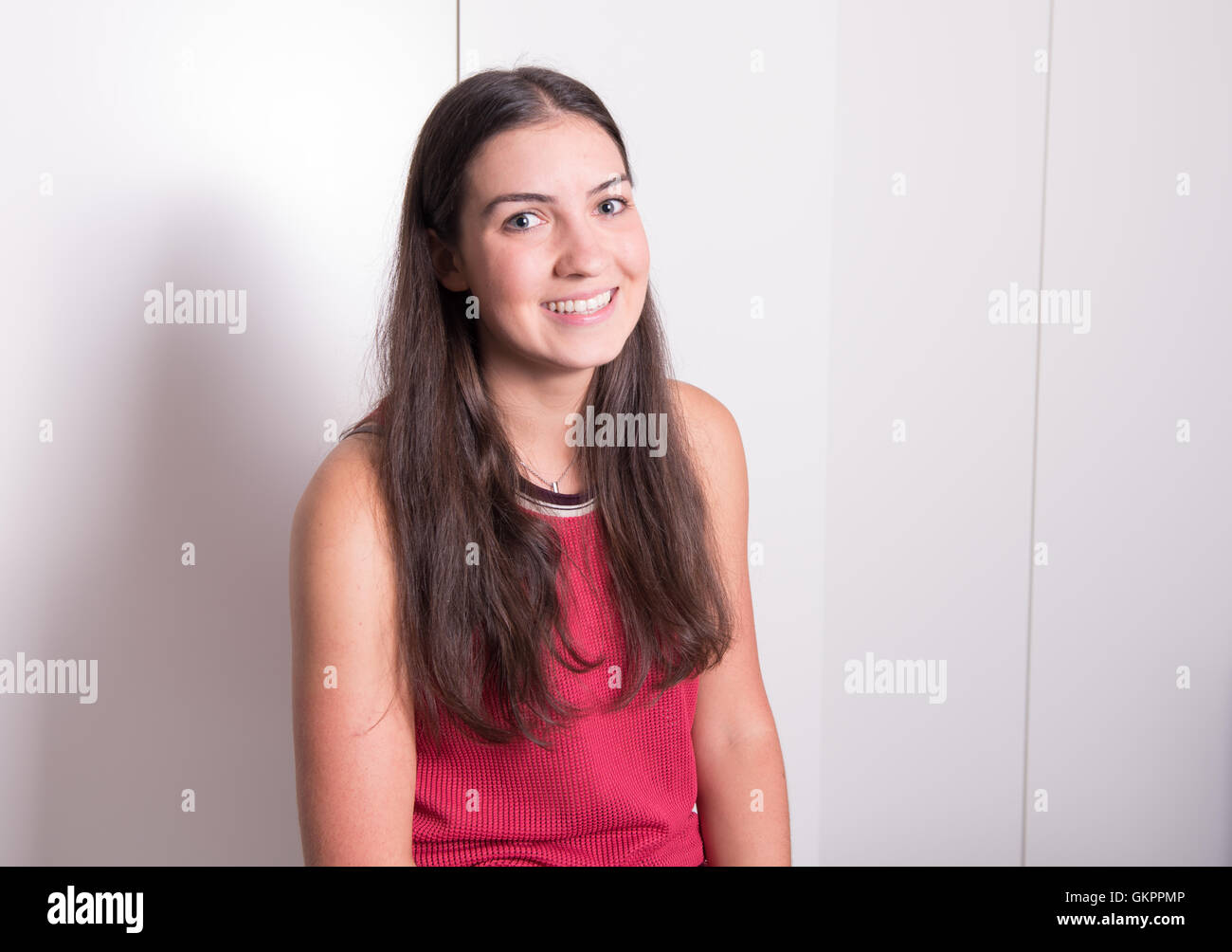 portrait sporty young girl smiling into camera Stock Photo - Alamy