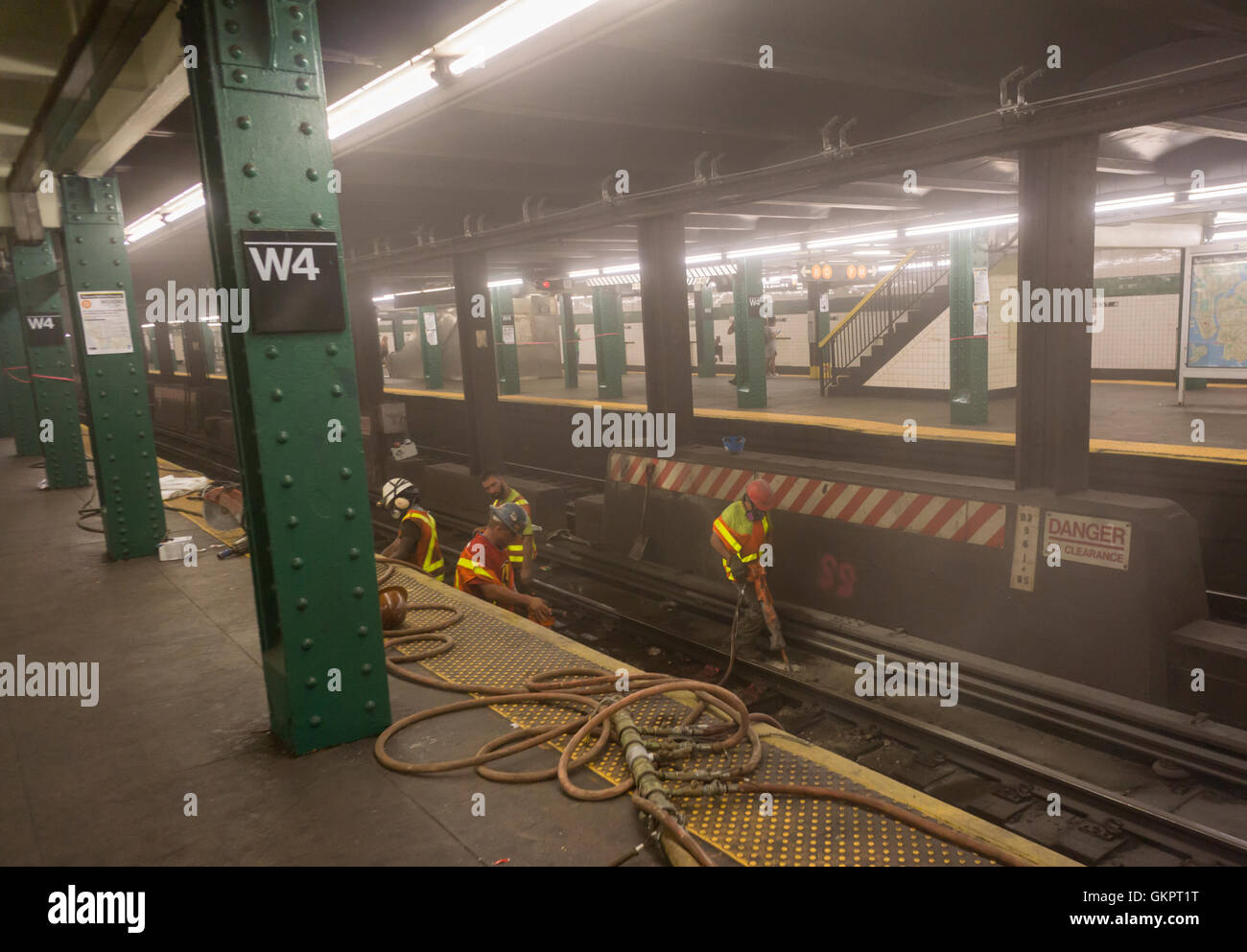 New york city subway third rail hi-res stock photography and images - Alamy