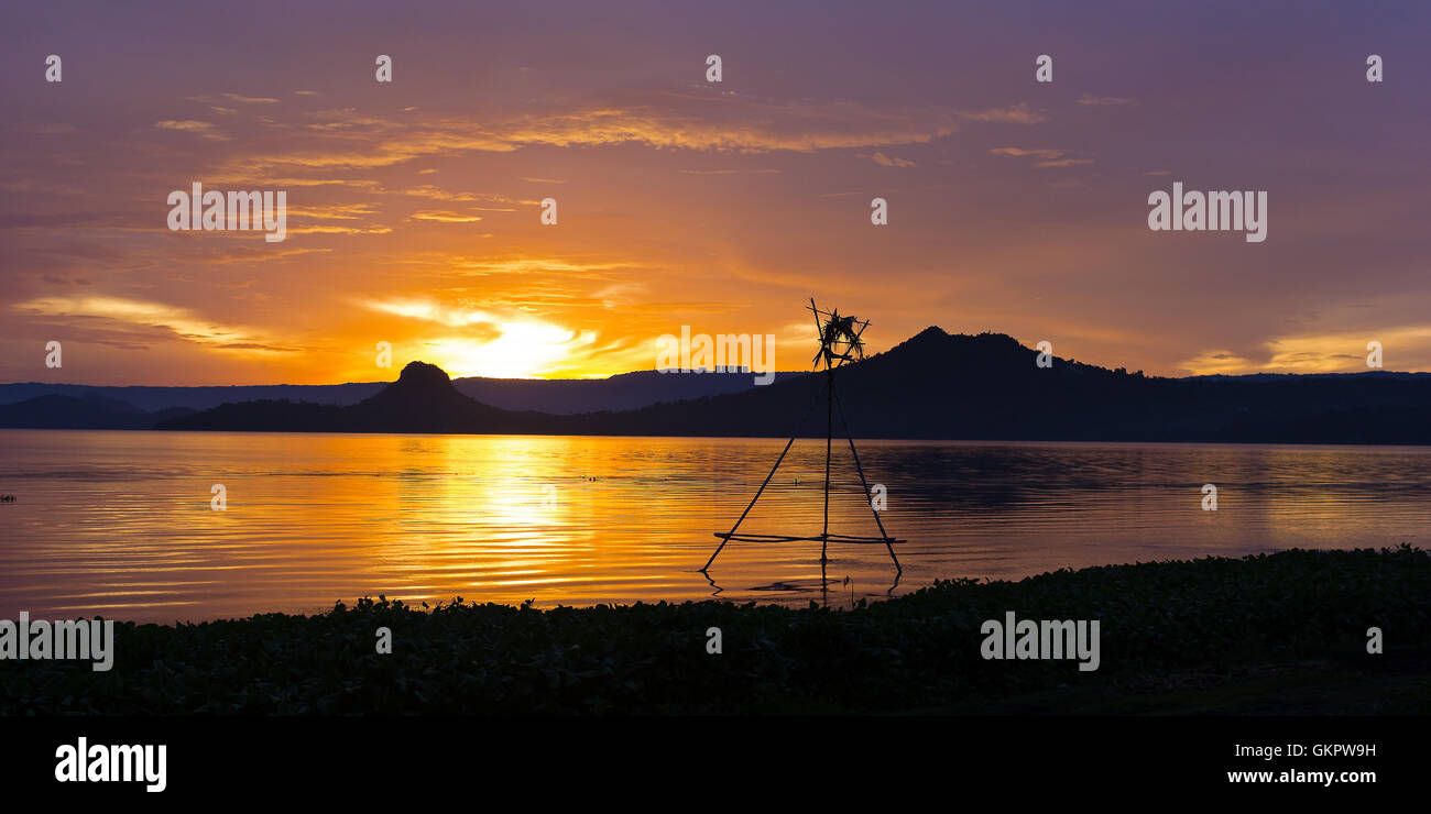 Taal volcano eruption philippines hi-res stock photography and images ...