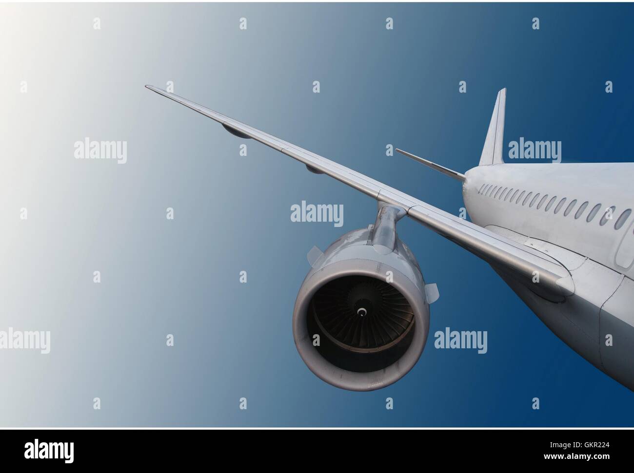 airplane flying down Stock Photo - Alamy