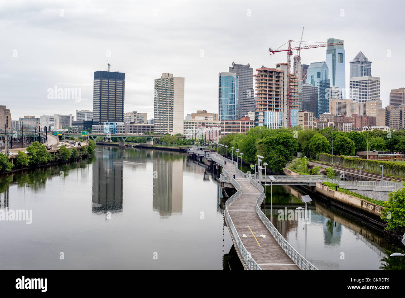 Philadelphia river reflection skyline Stock Photo - Alamy