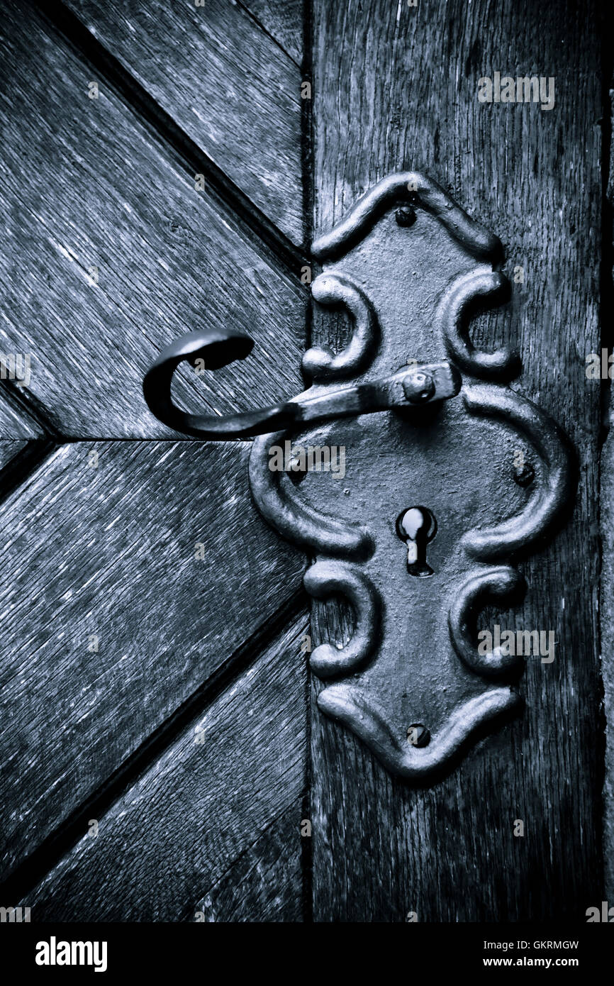 Retro keyhole in old wooden door Stock Photo - Alamy