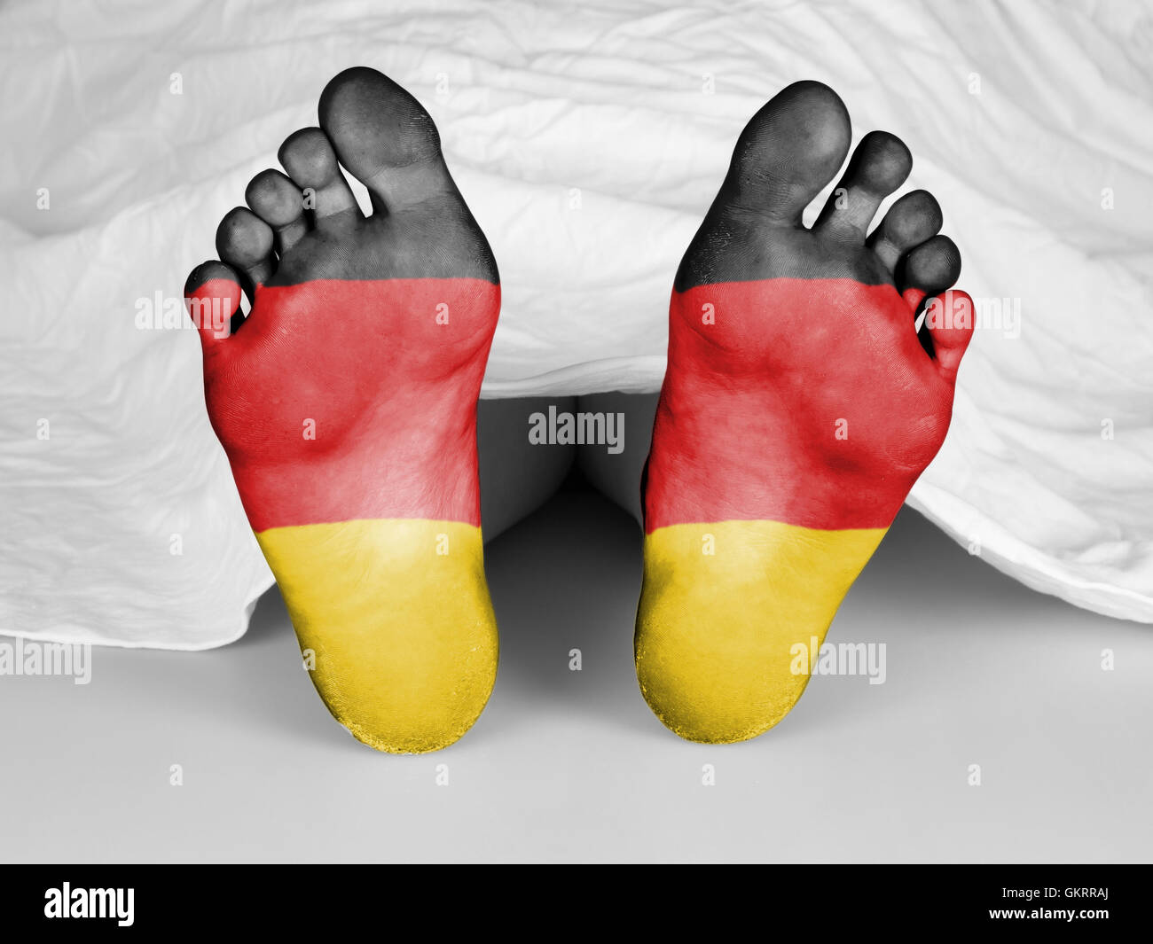 Corpse Under Sheet Stock Photos & Corpse Under Sheet Stock Images - Alamy