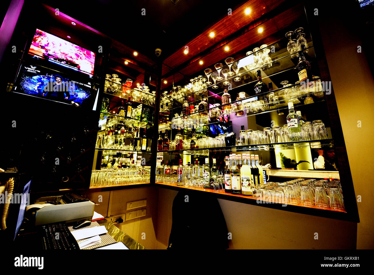 India bar tender hi-res stock photography and images - Alamy