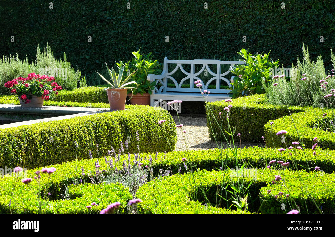 Curved hedges hi-res stock photography and images - Alamy