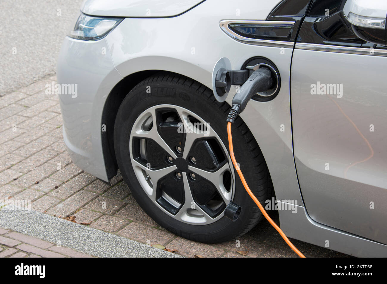 Ielectric car charging hi-res stock photography and images - Alamy