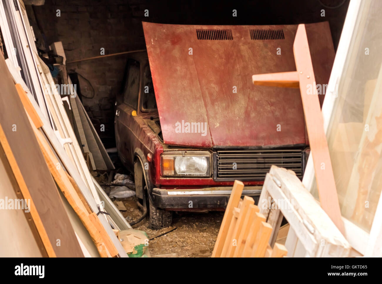 Old fashioned garage workshop hi-res stock photography and images - Alamy