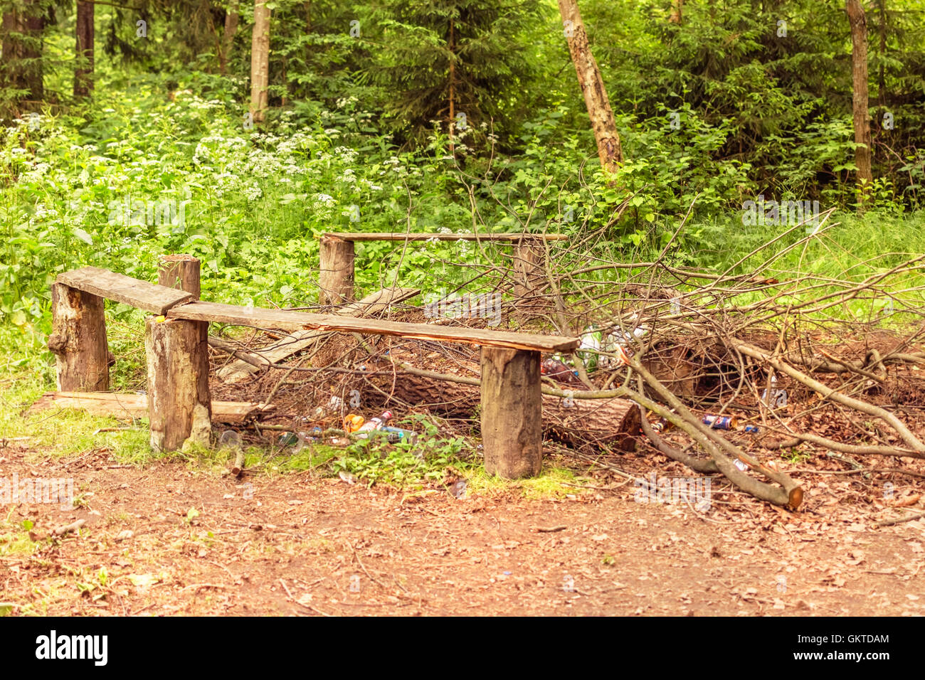 Picnic bench background hi-res stock photography and images - Alamy
