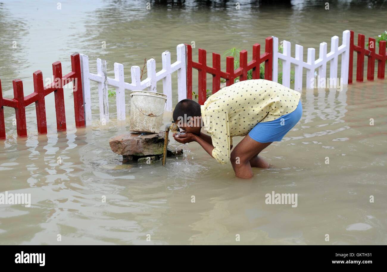 India flood drink hi-res stock photography and images - Alamy