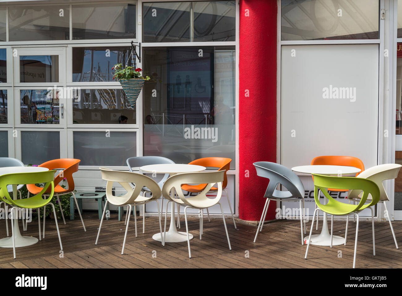 Empty cafe hi-res stock photography and images - Alamy
