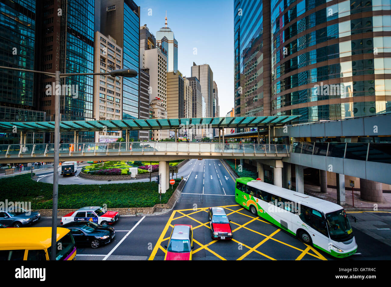 Modern buildings and pedestrian bridges at Central in Hong Kong Stock ...