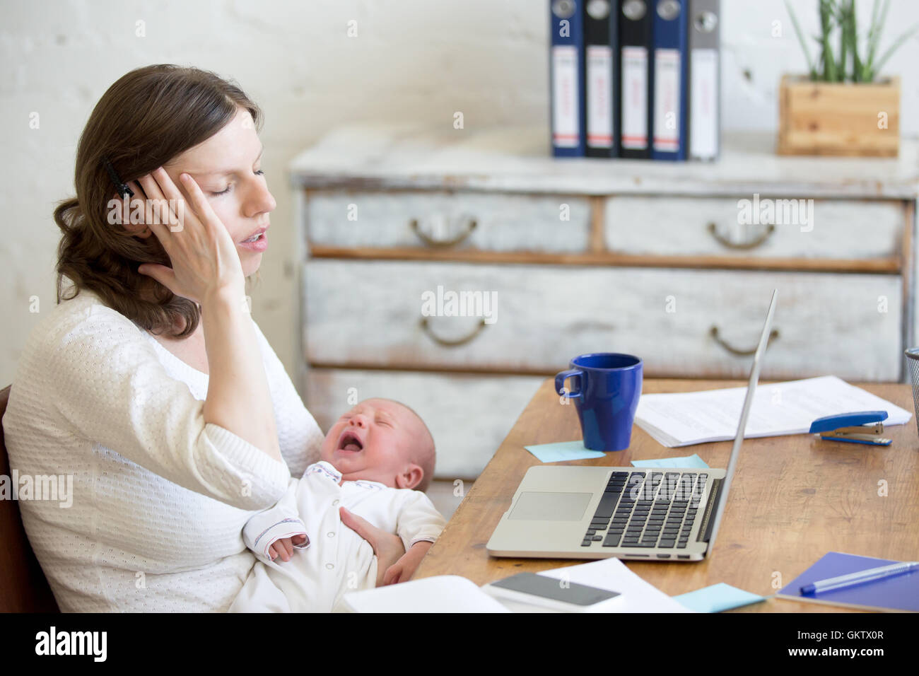 Woman crying computer hi-res stock photography and images - Alamy