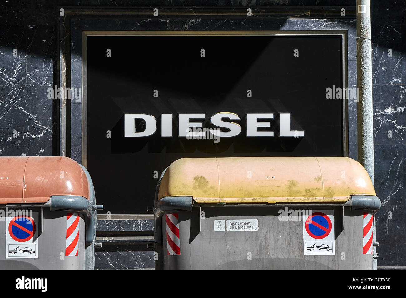 Large bins hi-res stock photography and images - Alamy