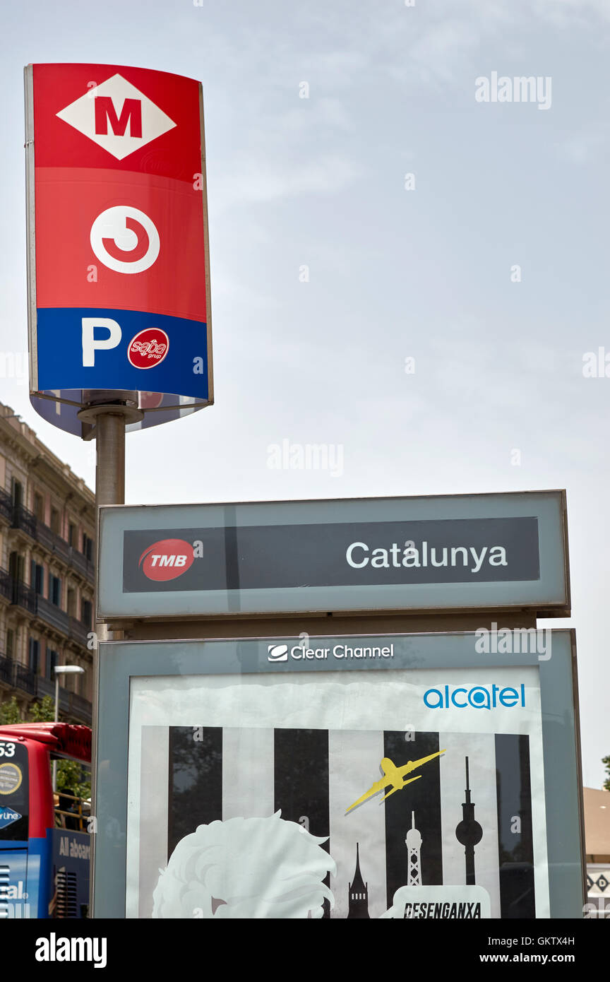 Metro station sign barcelona hi-res stock photography and images - Alamy
