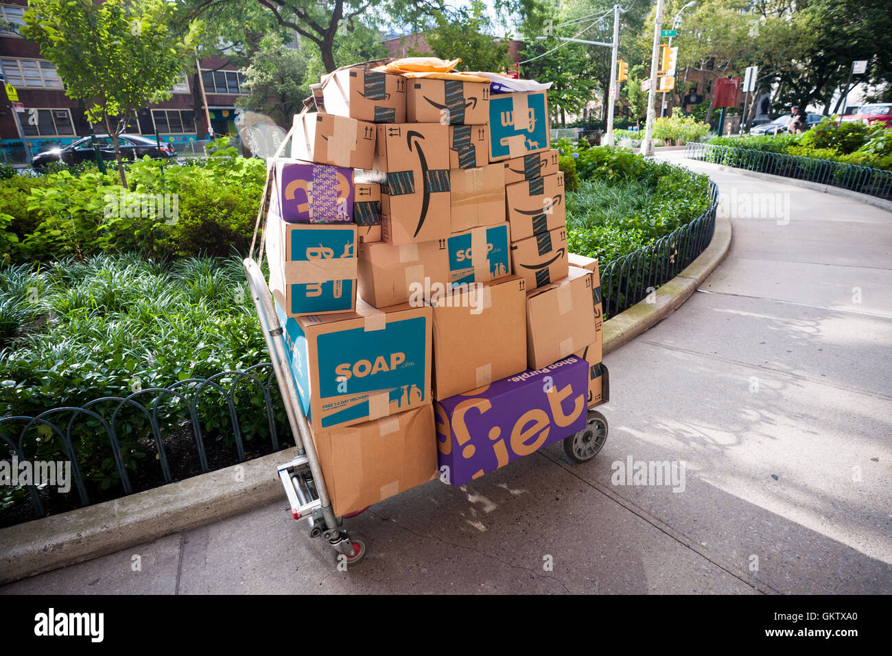 Unattended package hi-res stock photography and images - Alamy