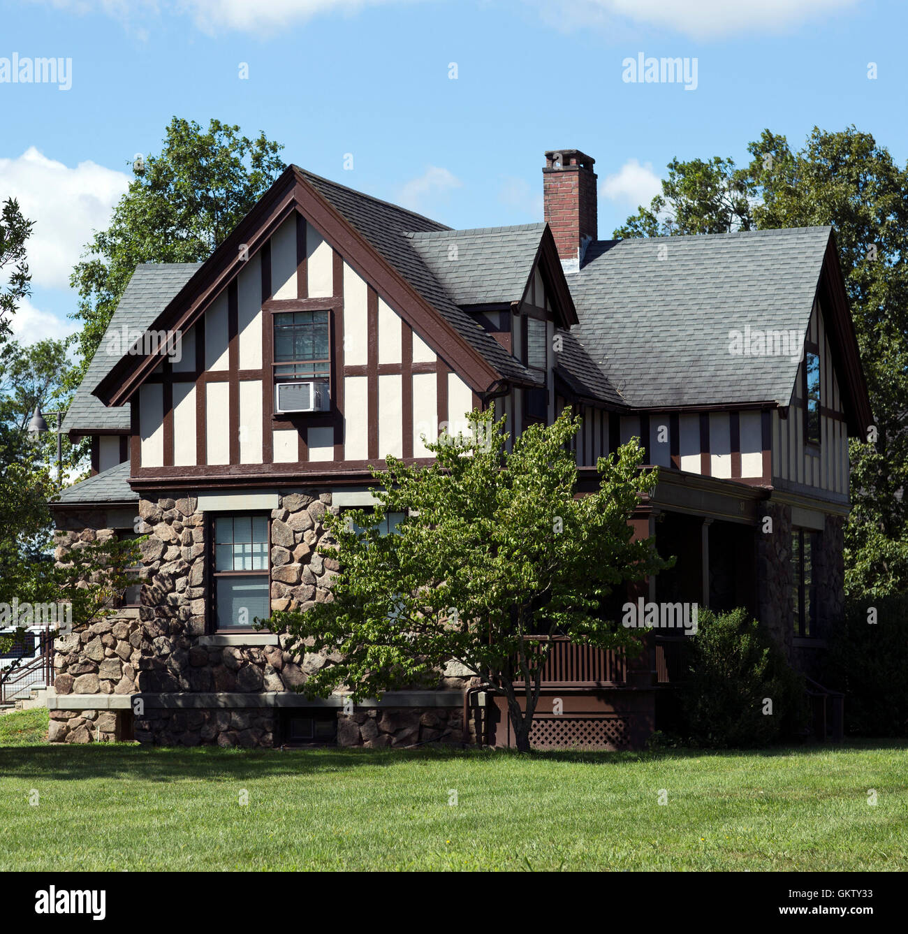 Stucco cottage style hi-res stock photography and images - Alamy