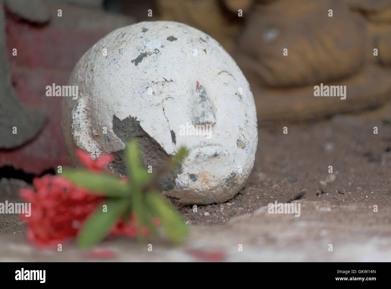 Broken buddha statue hi-res stock photography and images - Alamy
