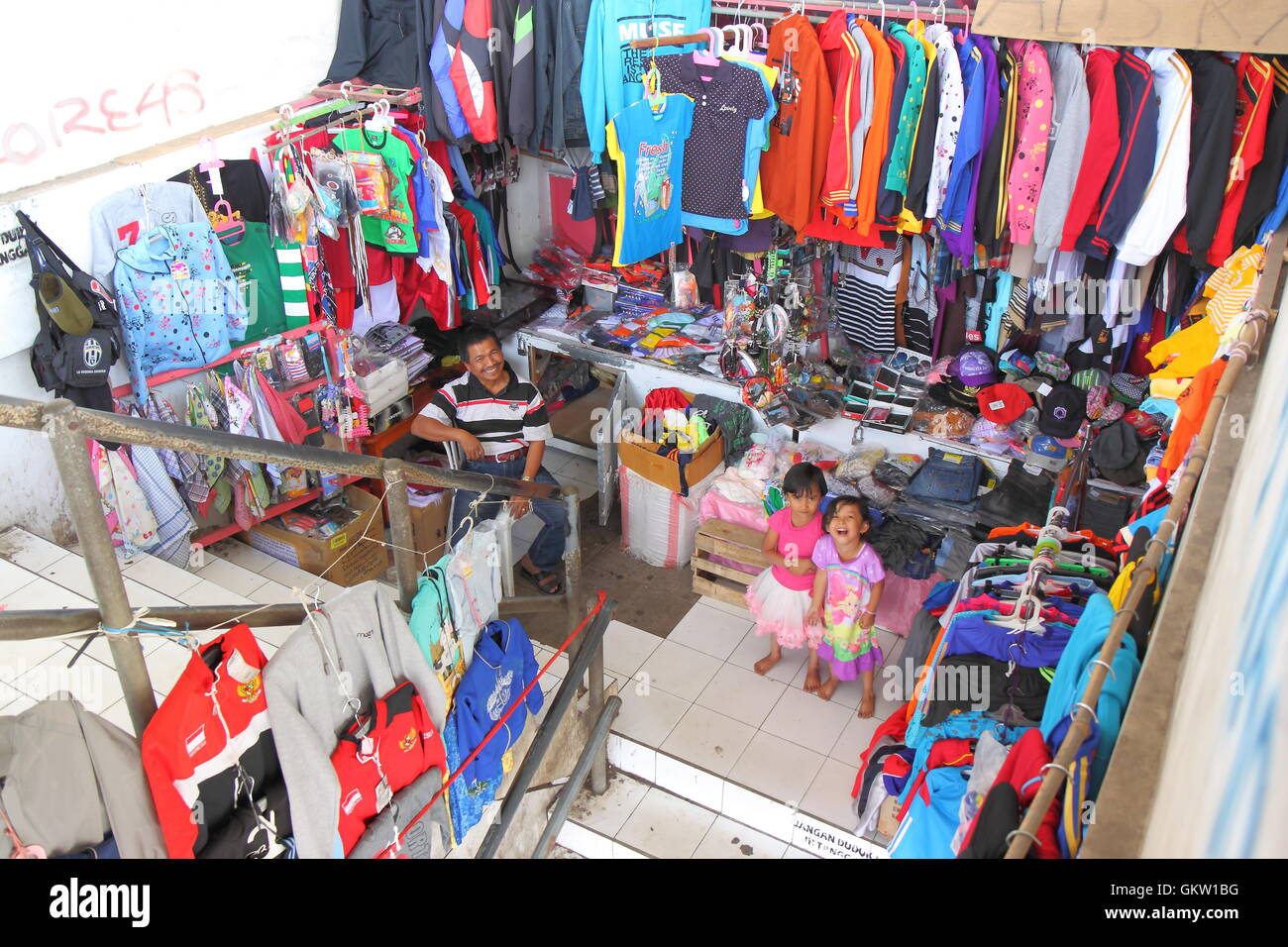 Kids clothes shop hi-res stock photography and images - Alamy