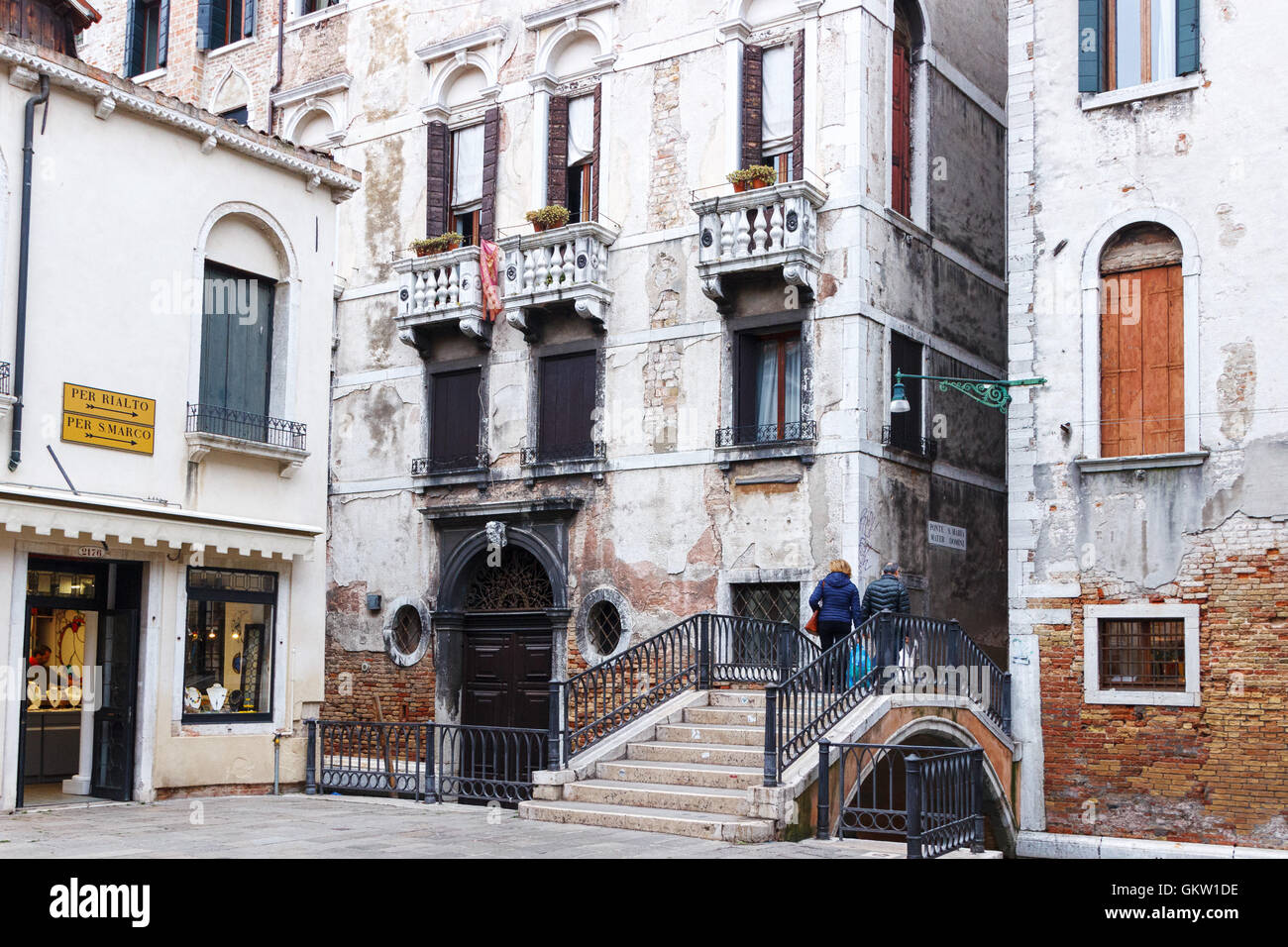 Steps between buildings hi-res stock photography and images - Alamy