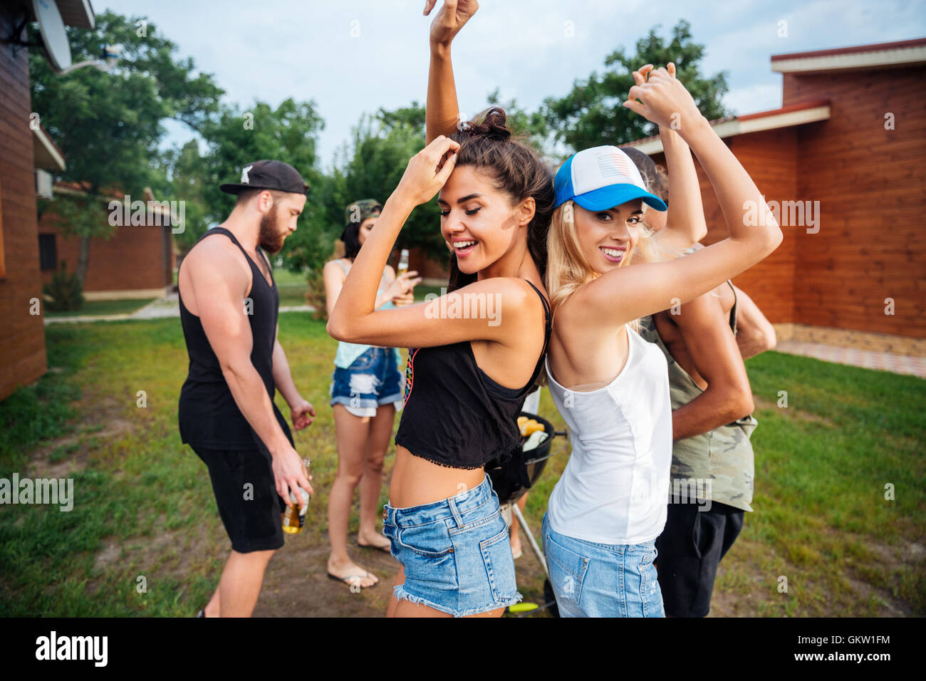 Happy group of teens hi-res stock photography and images - Alamy