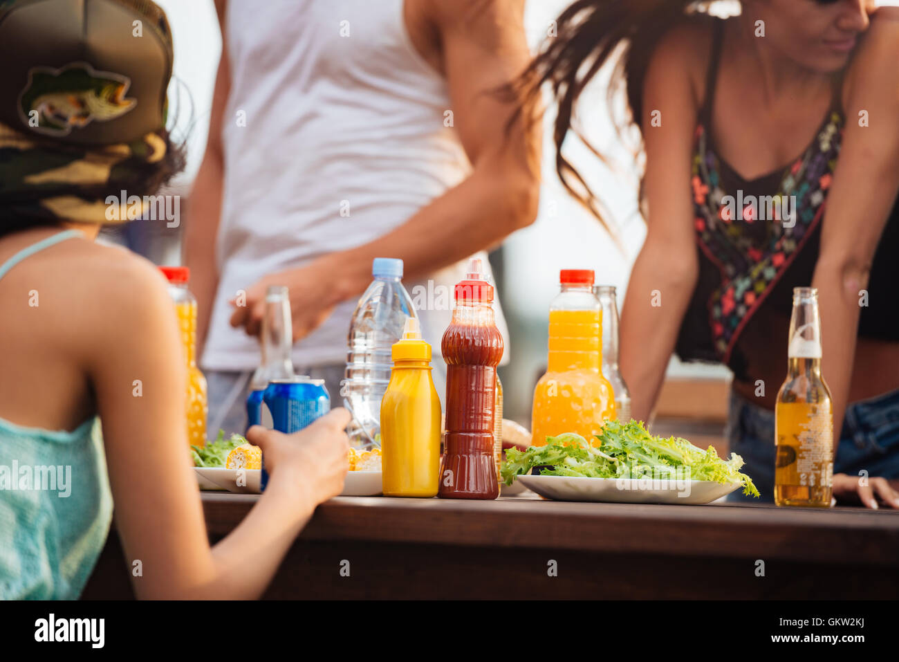 Happy people out socialising hi-res stock photography and images - Alamy