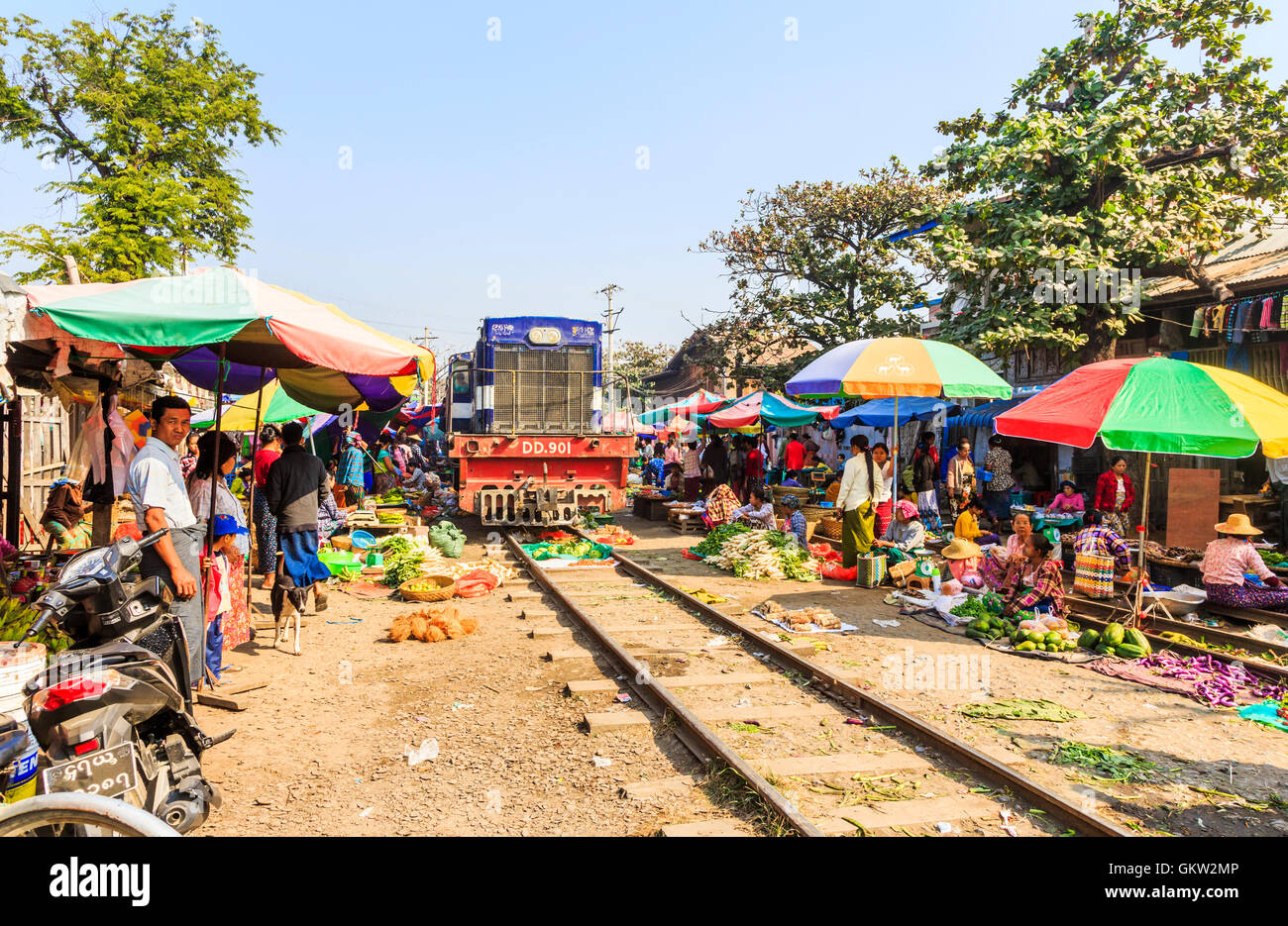 Sunshine on railroad tracks hi-res stock photography and images - Alamy