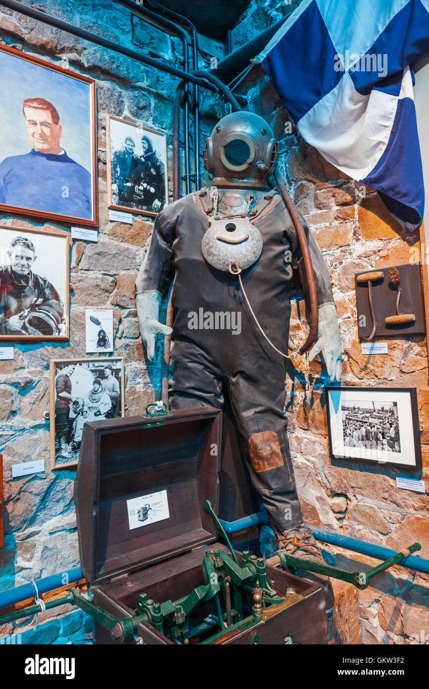 Diving suit historic hi-res stock photography and images - Alamy