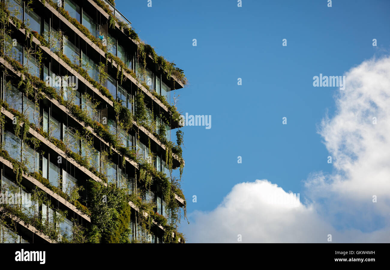 The building at One Central Park in Sydney with its Vertical Garden ...