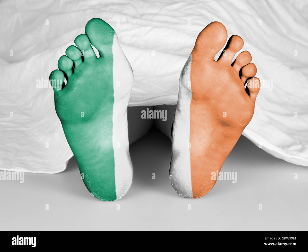 Corpse under sheet hi-res stock photography and images - Alamy