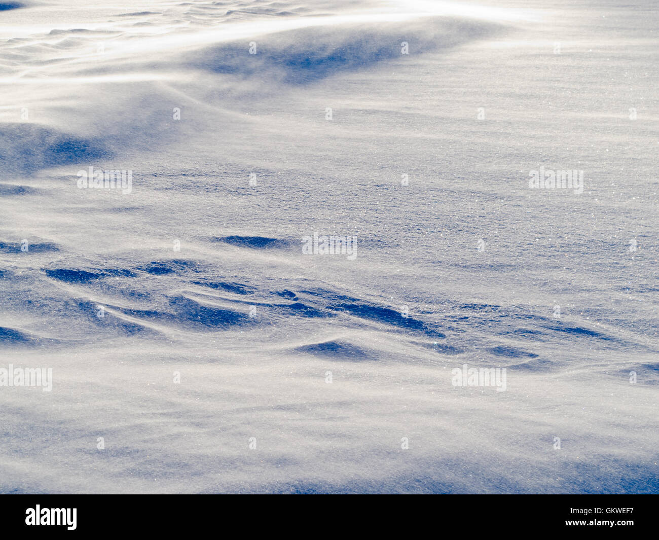 Wind drift snow flying over snow surface refief Stock Photo - Alamy