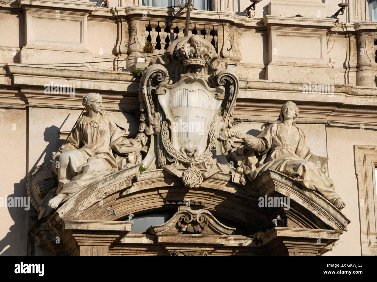 Crown of the king of italy hi-res stock photography and images - Alamy