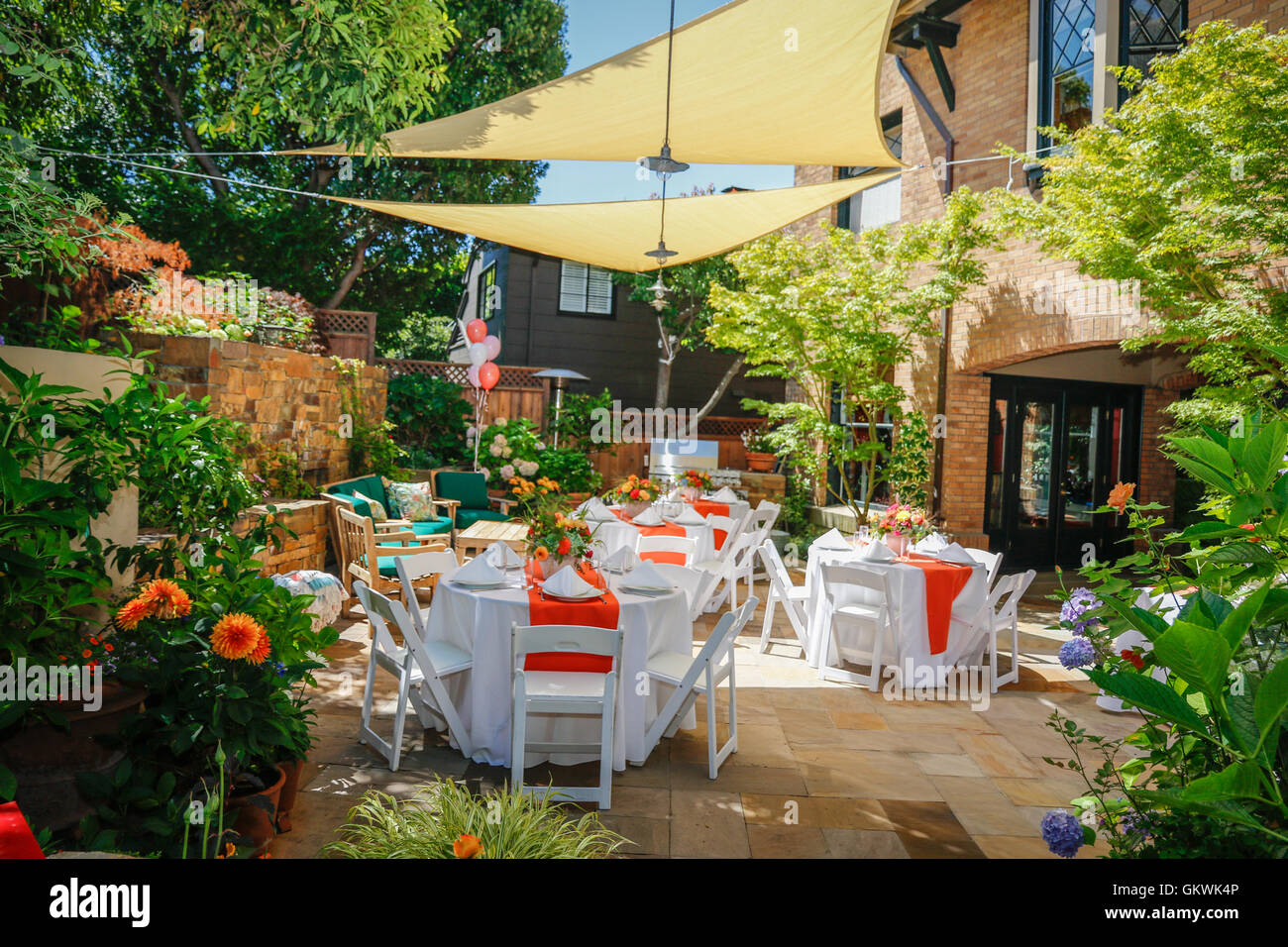 Outdoor party table setting Stock Photo - Alamy