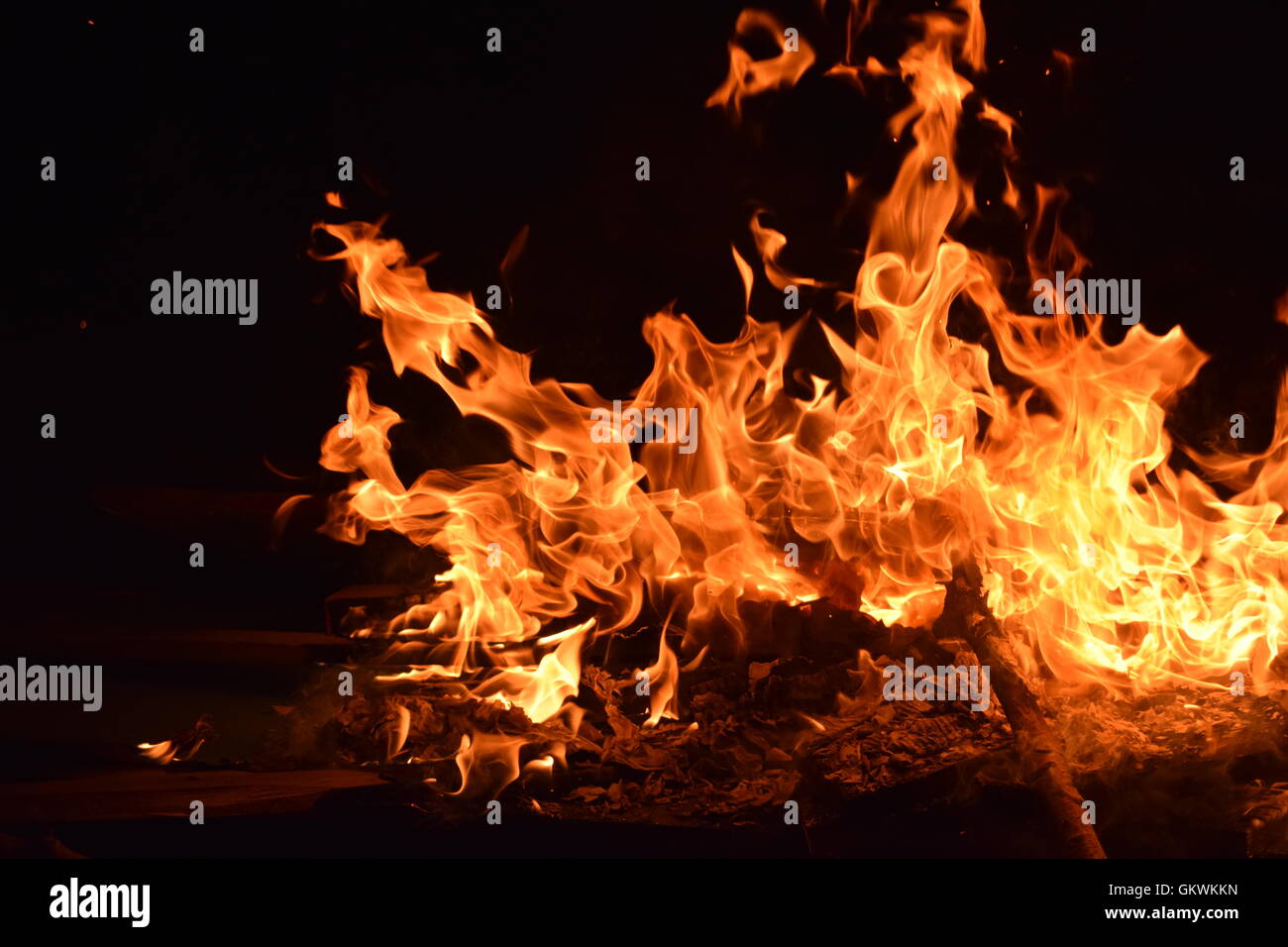 A small bonfire Stock Photo - Alamy