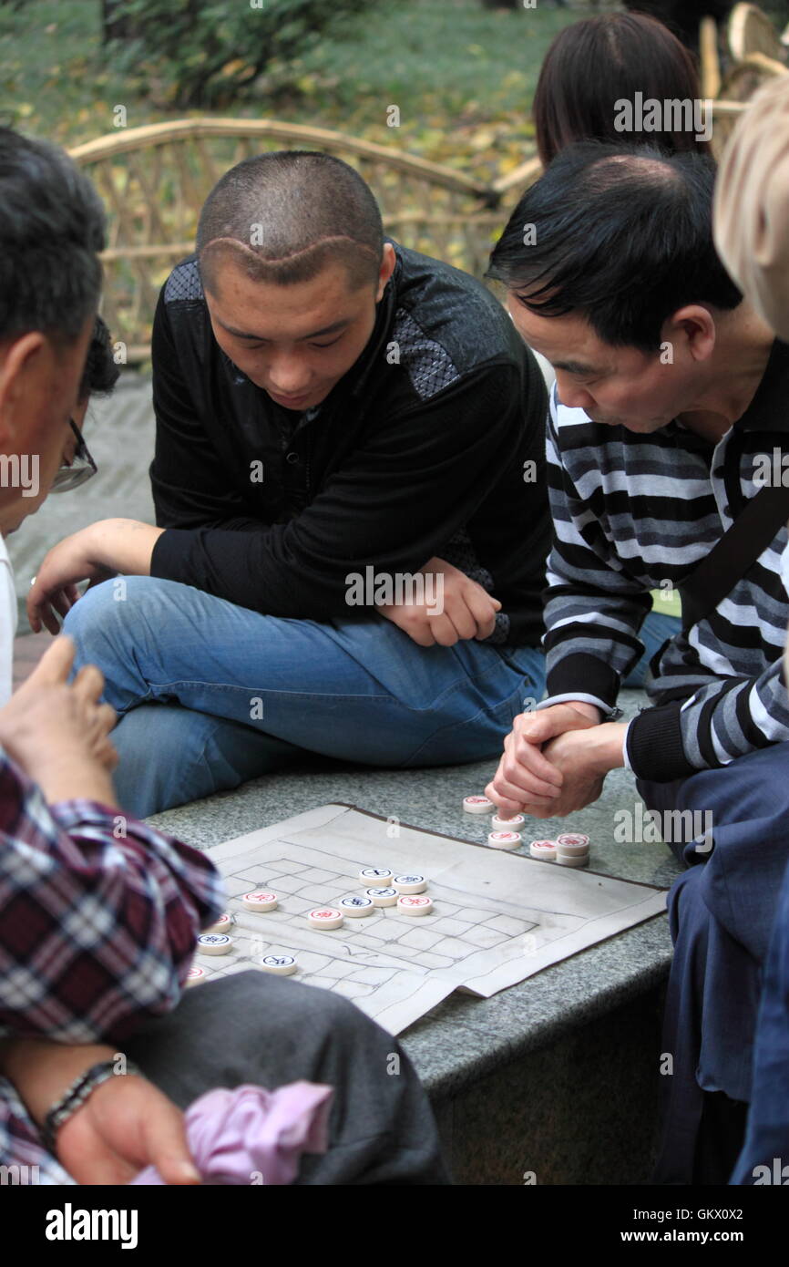 People play traditional Chinese chess in Chengdu China Stock Photo - Alamy