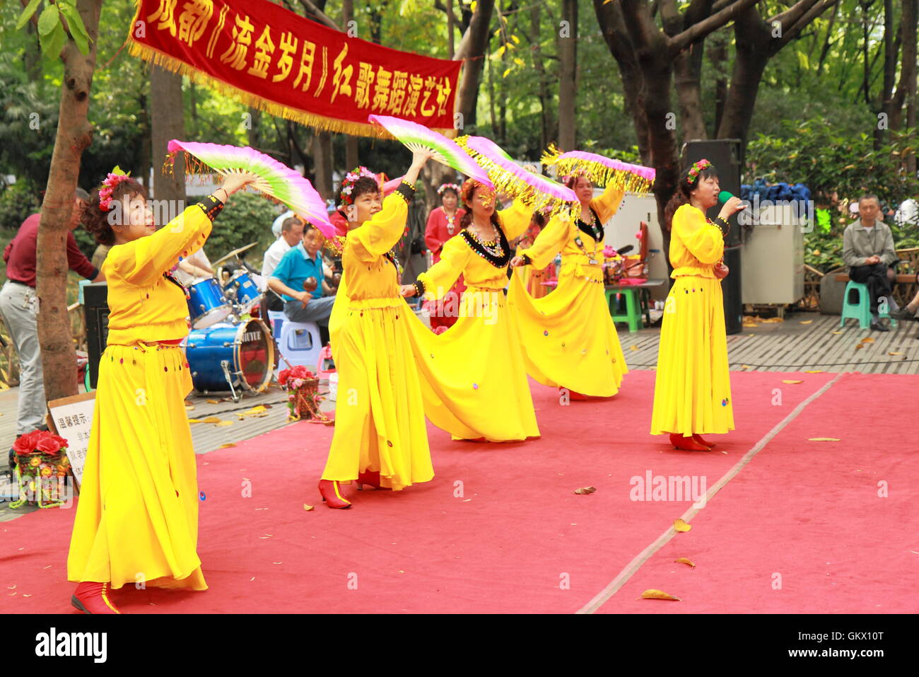Group dancers perform chinese hi-res stock photography and images - Alamy