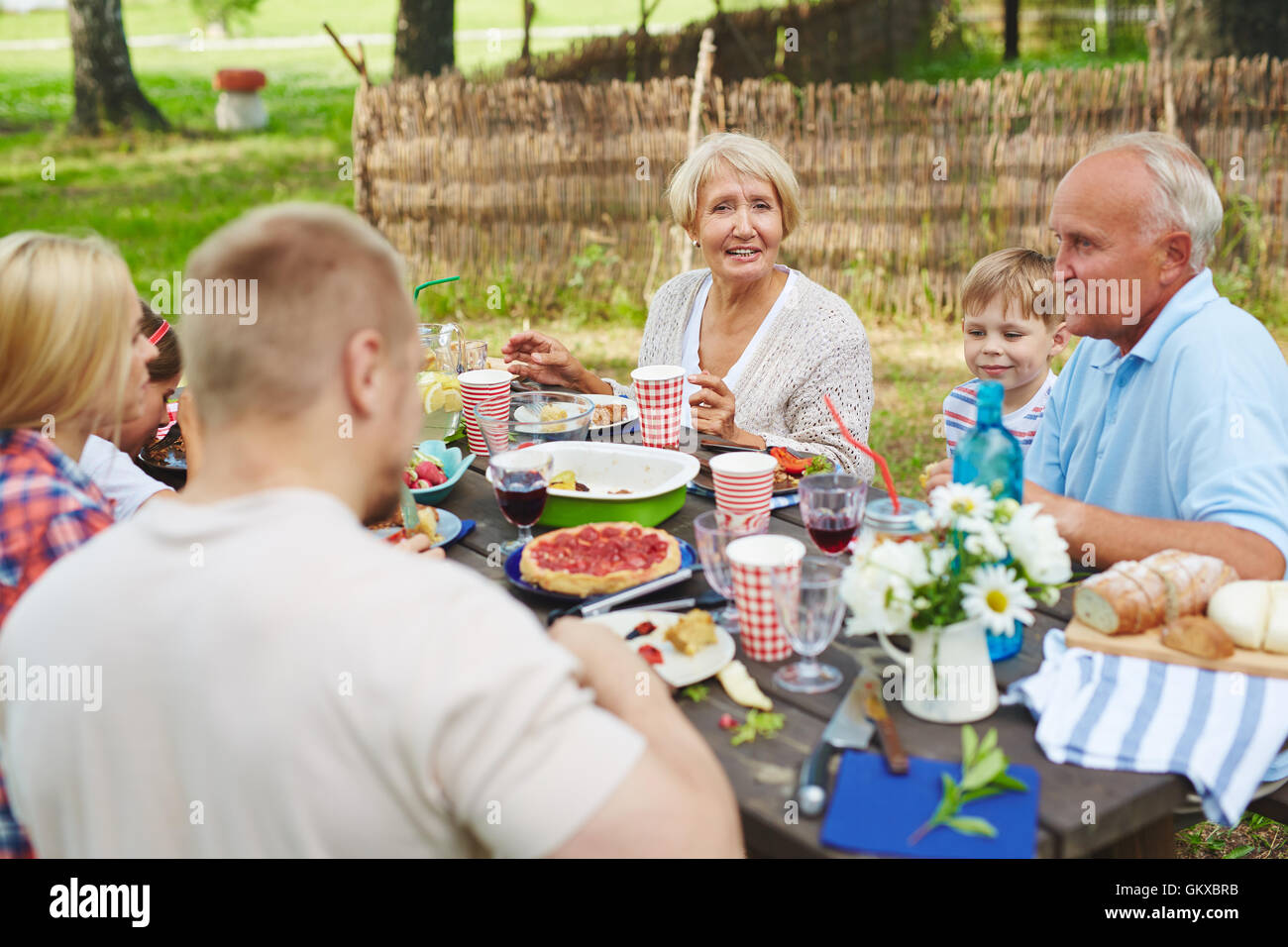Big family eating outdoors table hi-res stock photography and images - Alamy