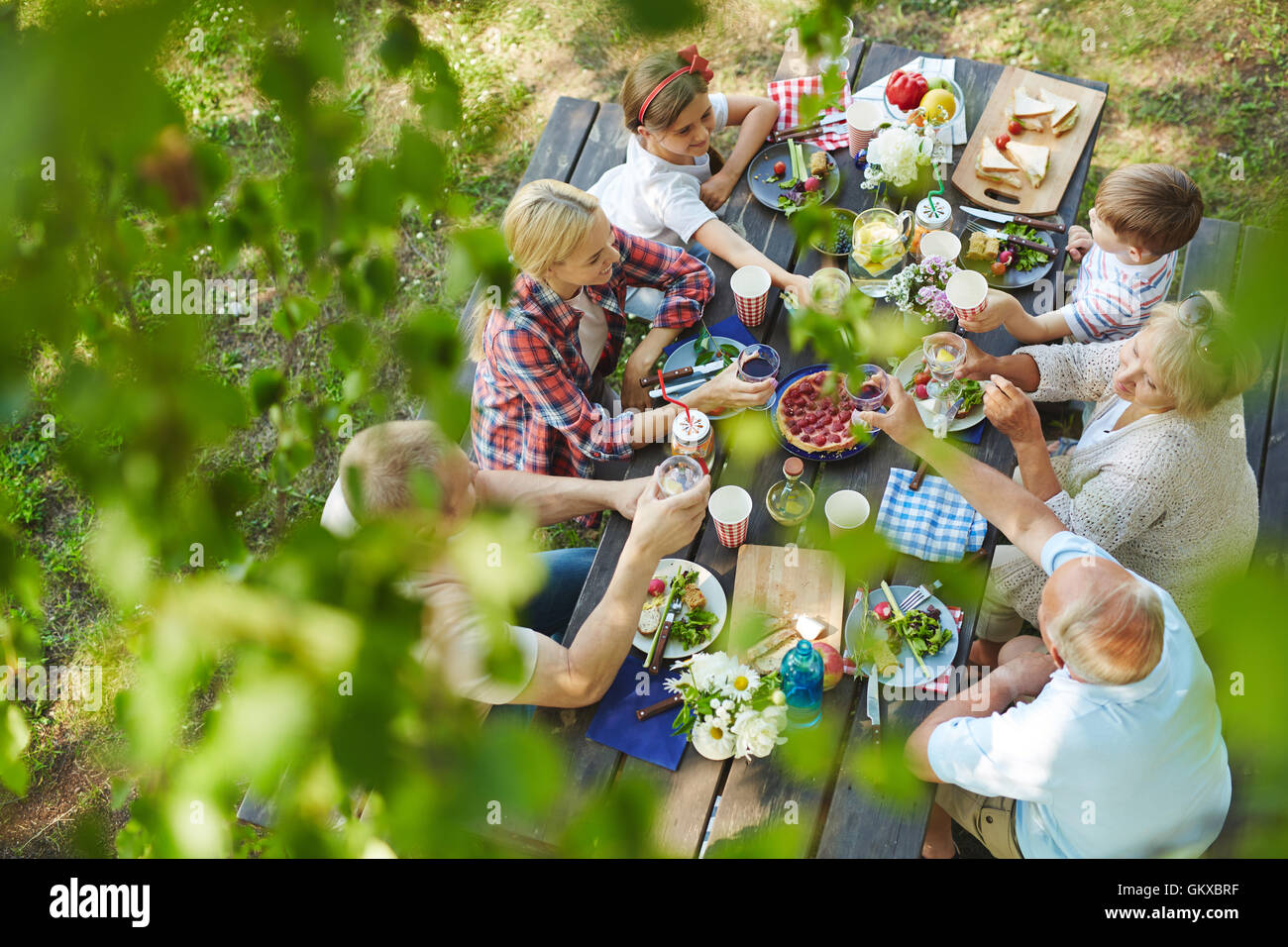 Happy family having a picnic in the garden Stock Photo - Alamy