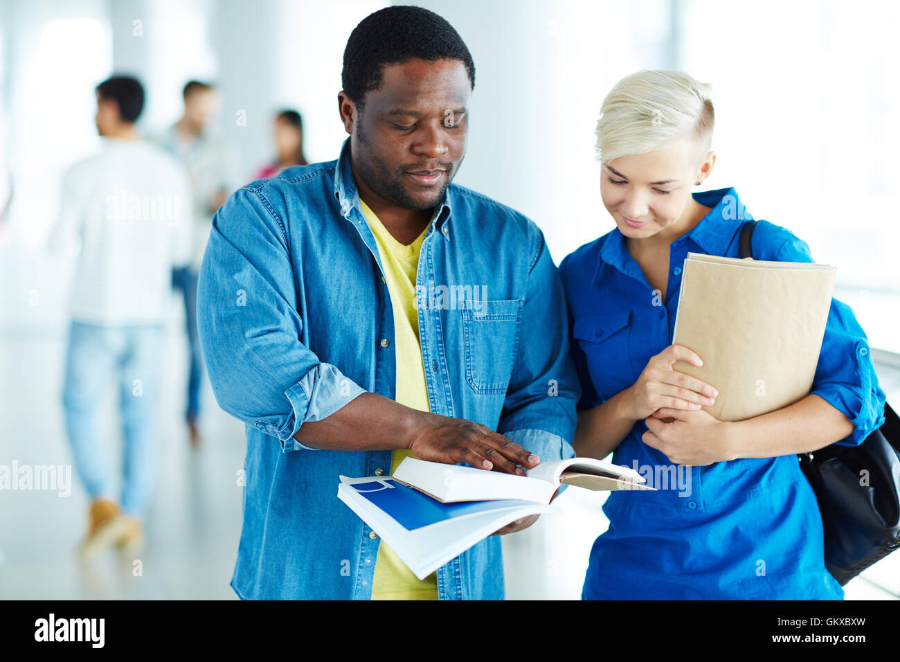 Students reading together african hi-res stock photography and images ...