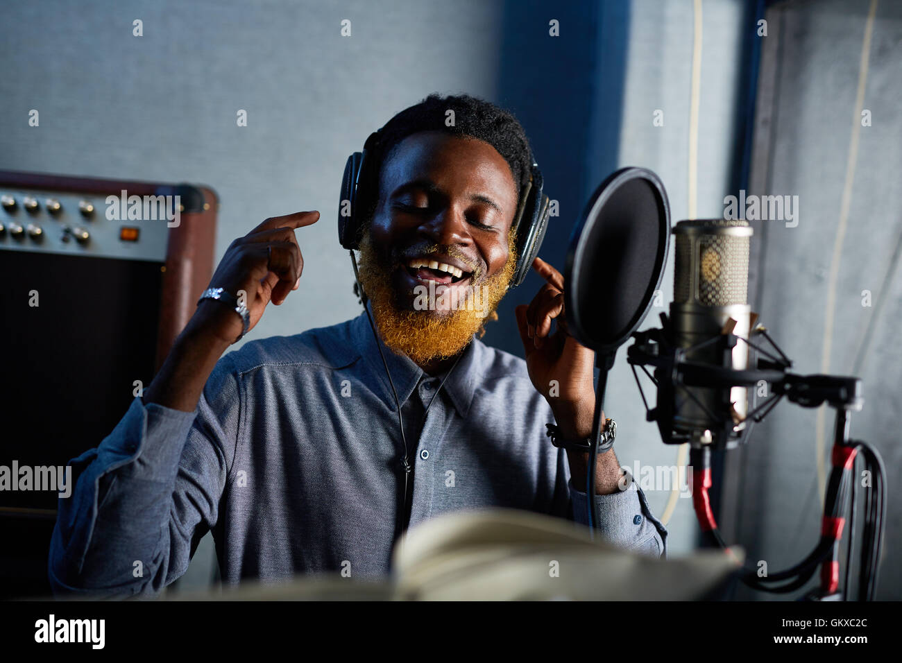 African man singing hi-res stock photography and images - Alamy