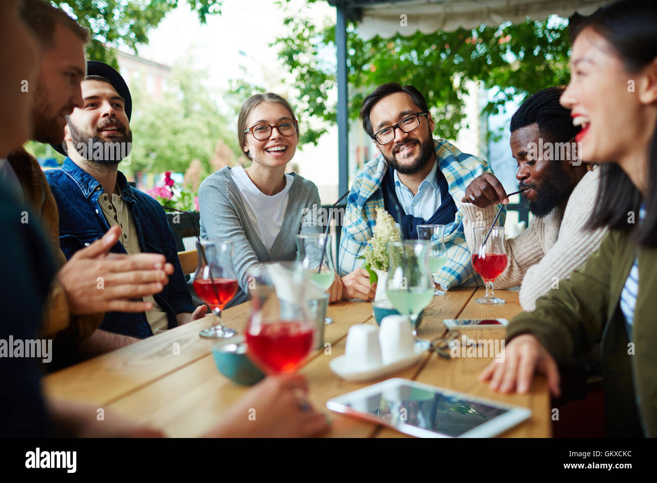 Friendly conversation hi-res stock photography and images - Alamy