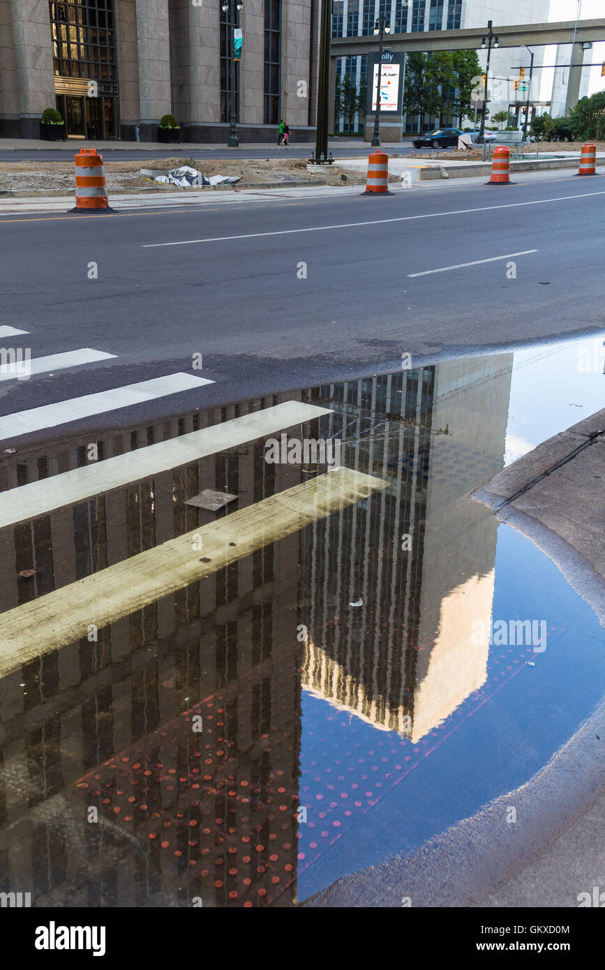 Puddle reflection in road hi-res stock photography and images - Alamy