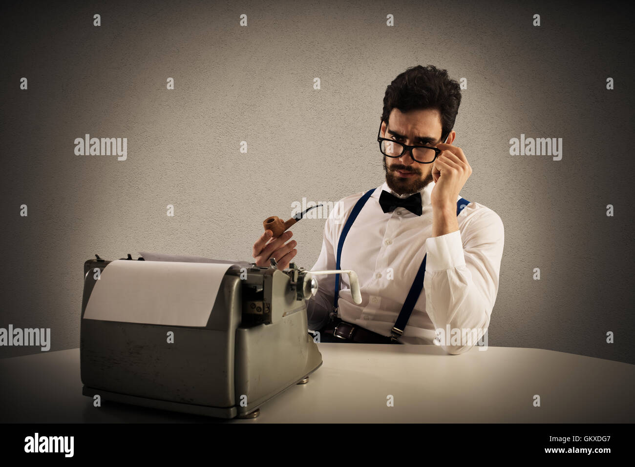 Writer at desk hi-res stock photography and images - Alamy