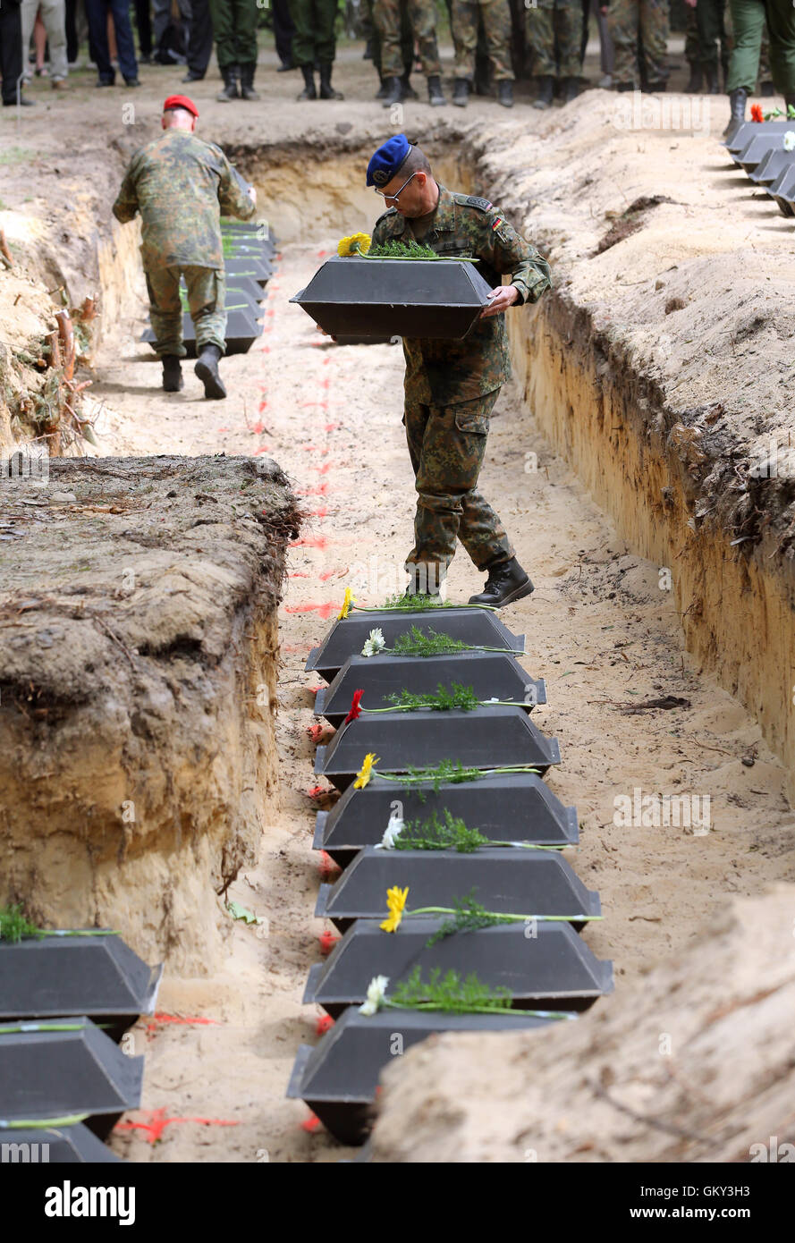 Halbe, Germany. 23rd Aug, 2016. German soldiers taking part in the ...