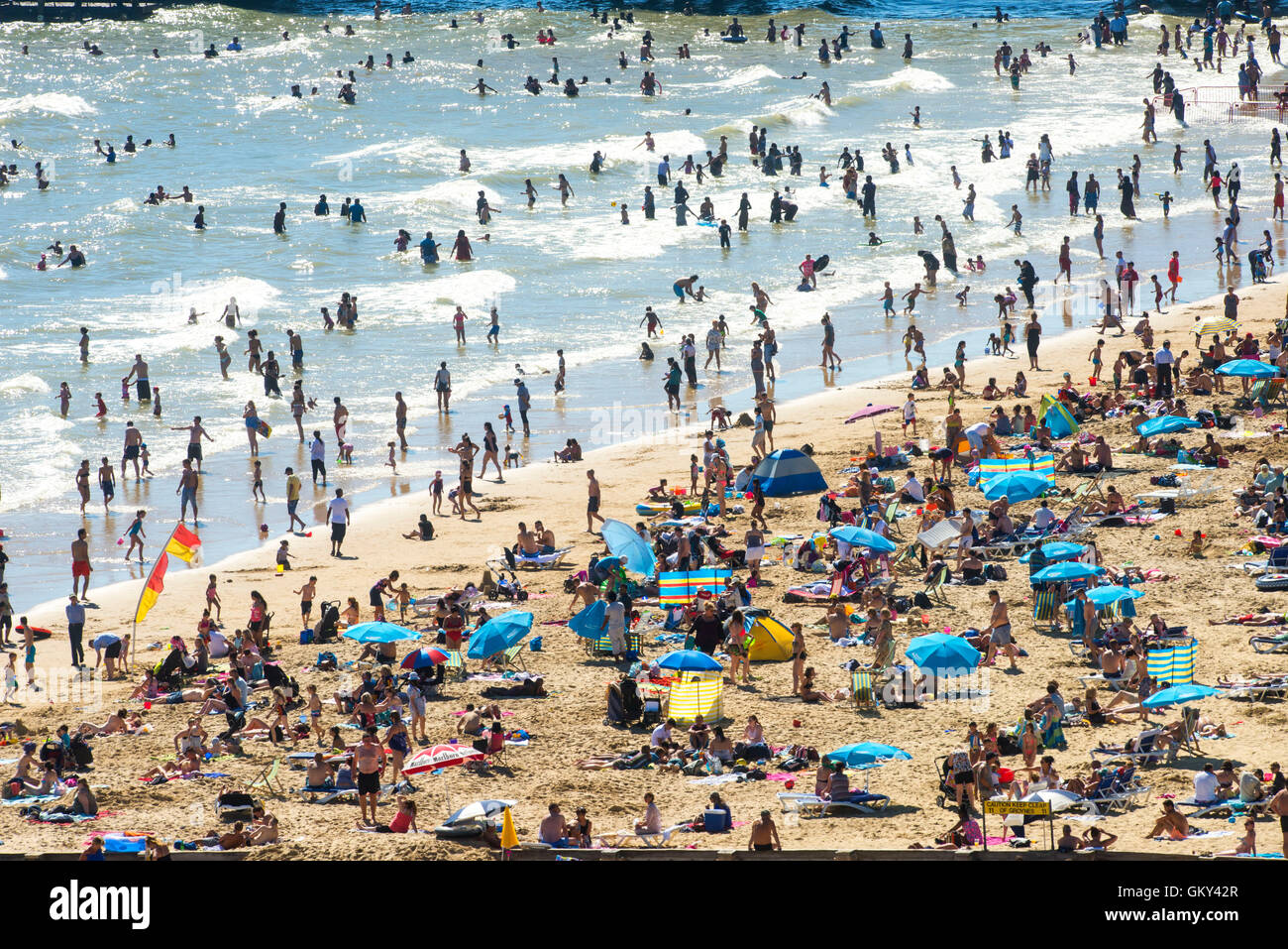 Bournemouth beach busy hi-res stock photography and images - Alamy