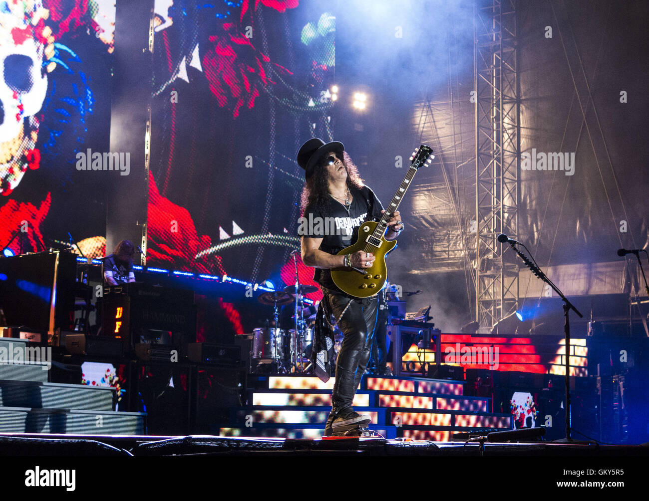 Slash during the show hi-res stock photography and images - Alamy