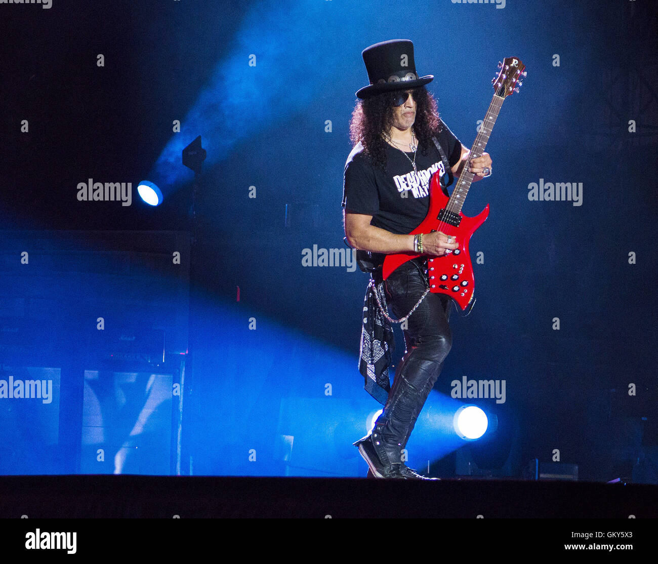 Slash guitarist hi-res stock photography and images - Alamy