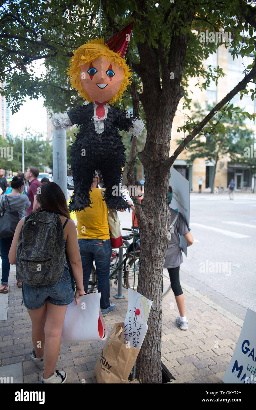 Donald trump pinata hi-res stock photography and images - Alamy