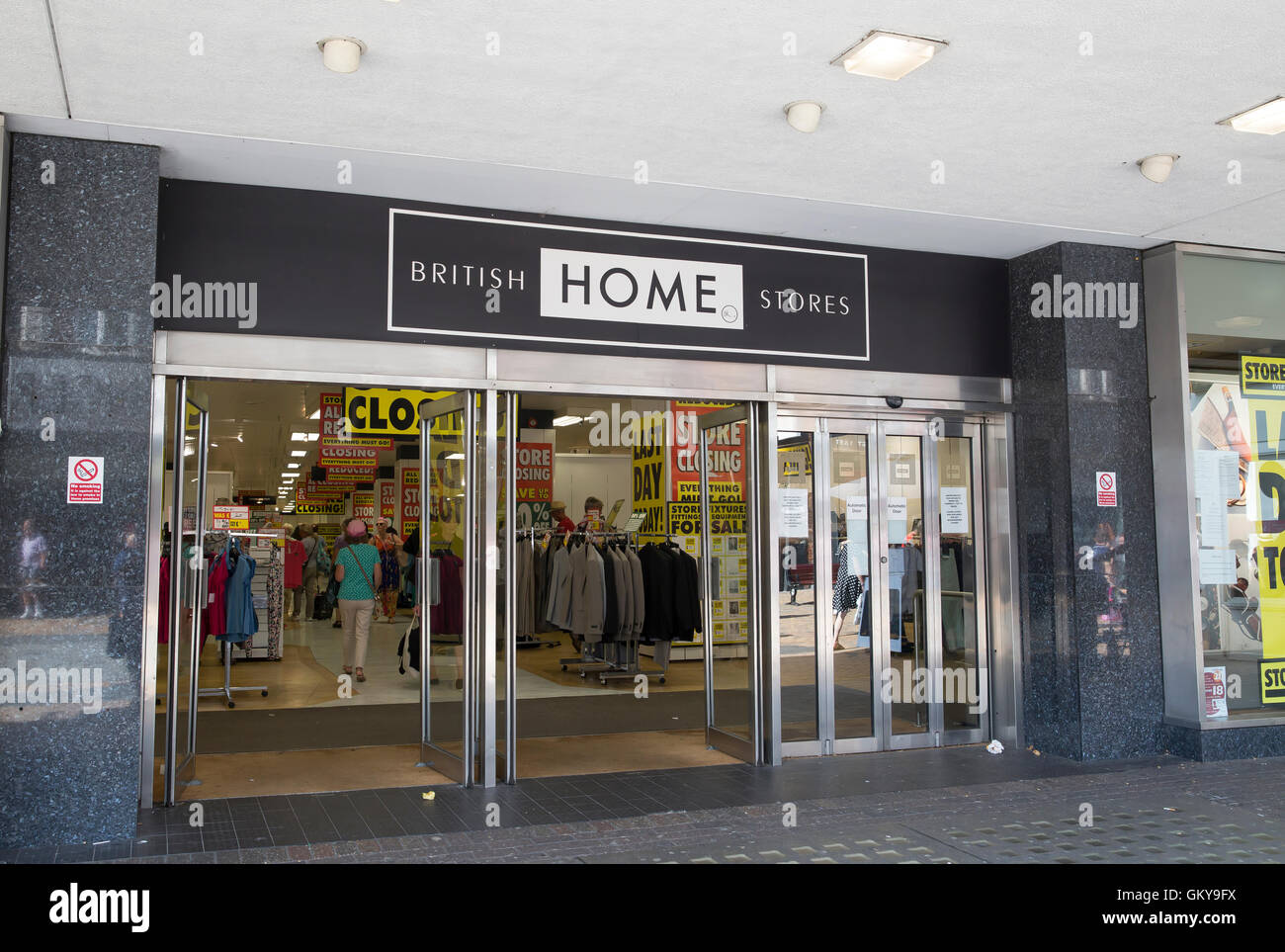 Bromley, UK. 24th Aug, 2016. BHS Bromley store closes for the last time ...